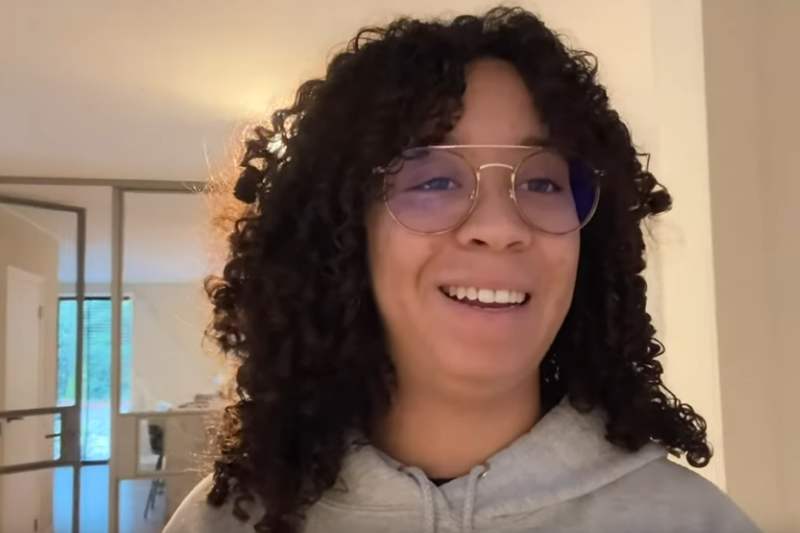 Kisha (Een Eigen Huis) neemt zichzelf op de hak: "Ik ga de trap onder ...